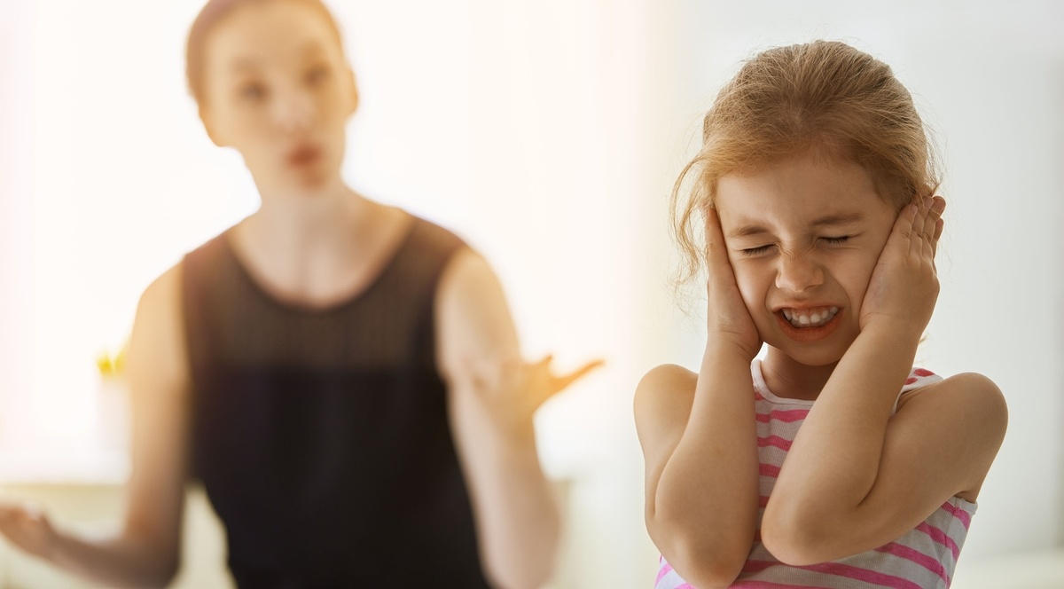 Cum poți liniști un copil furios? 10 fraze pe care ar trebui să le rostești