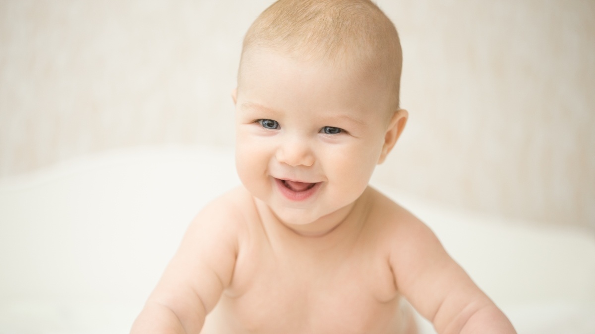 Cum îţi transmite bebe că este fericit, în funcţie de vârsta pe care o are