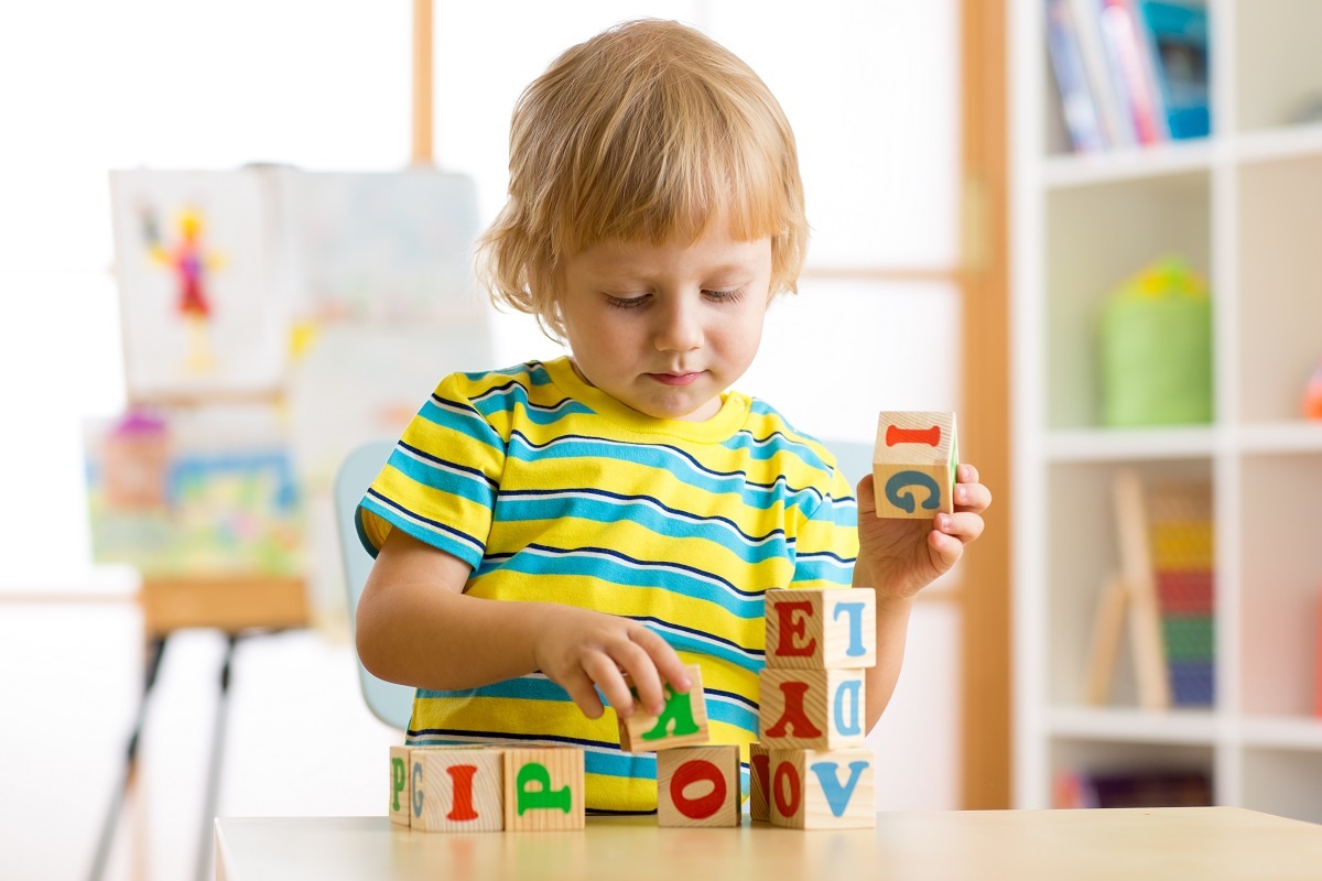 Cum învățăm copilul să scrie și să citească, folosind metoda Montessori