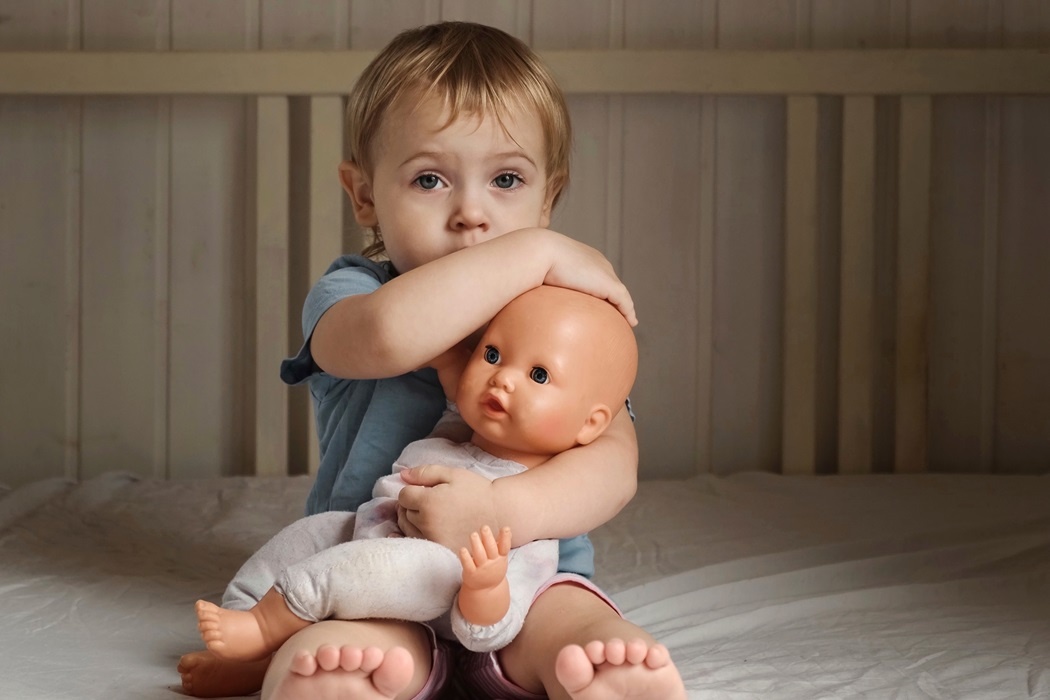 Copil de doar 1 an și 2 luni, agresat de bonă. „Îi mai trăgea una peste ...